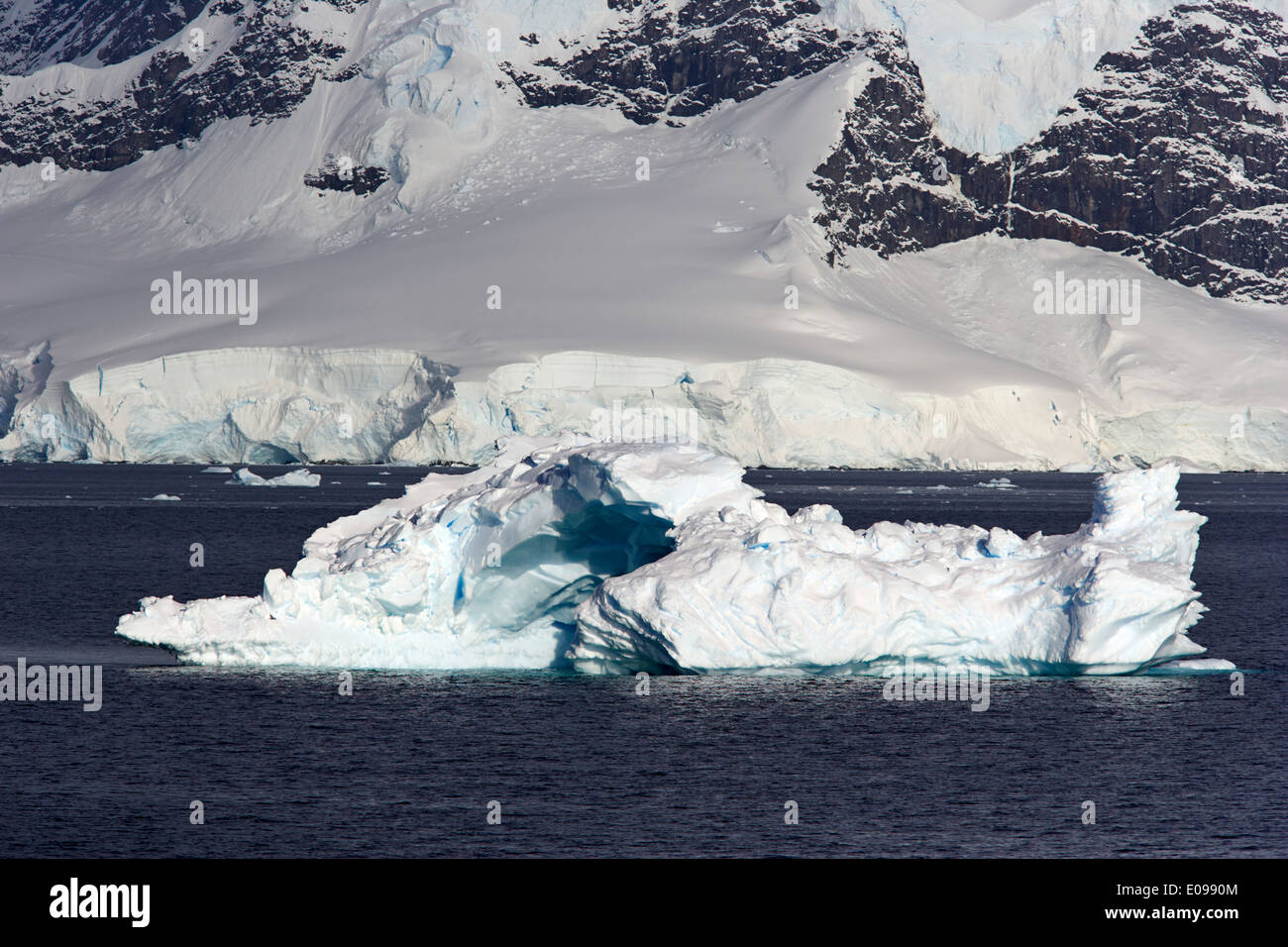 Natural arch in iceberg -Fotos und -Bildmaterial in hoher Auflösung – Alamy