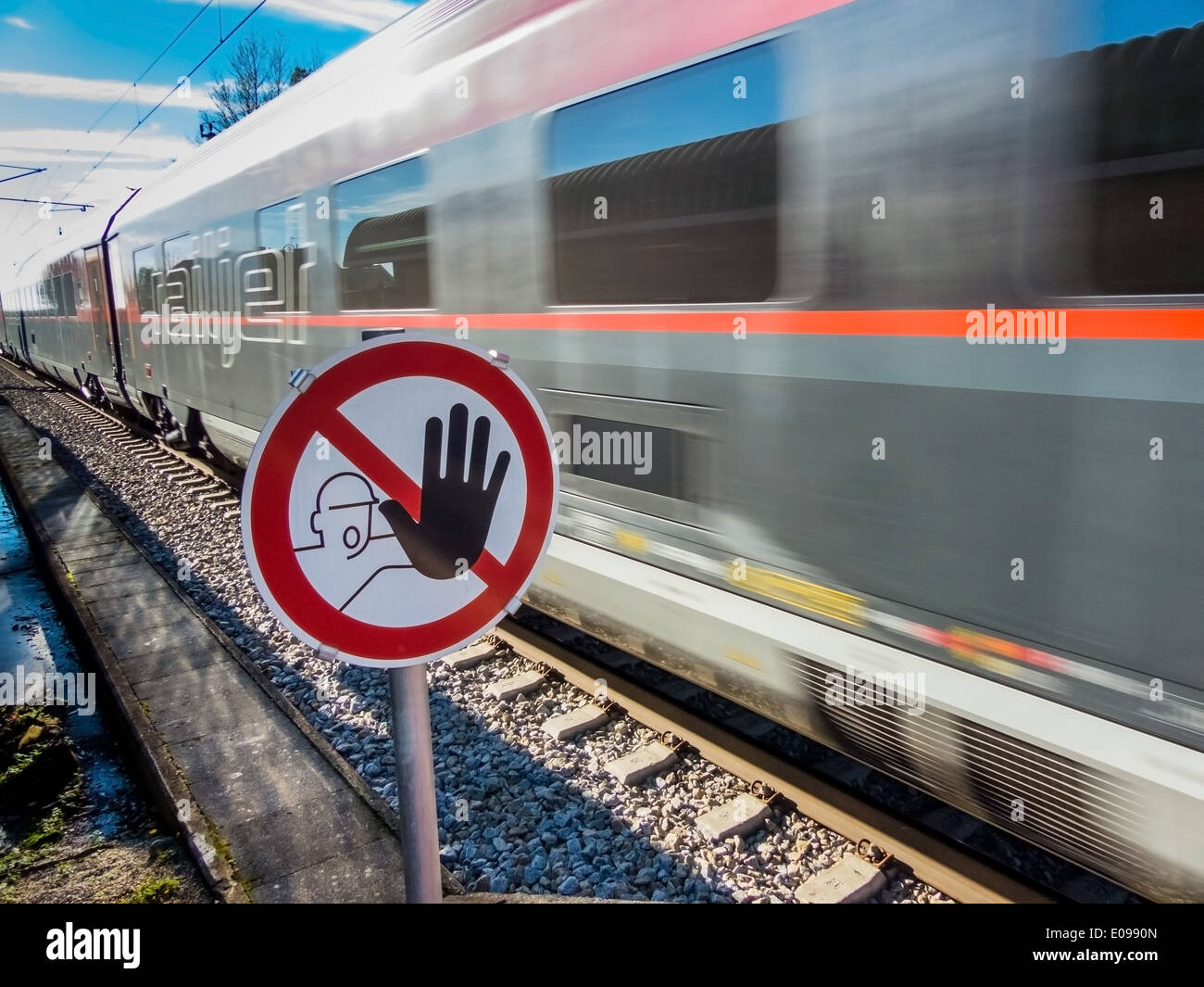 Schienen-Fue-Zug und Eisenbahn. Schiene Körper Fue ...