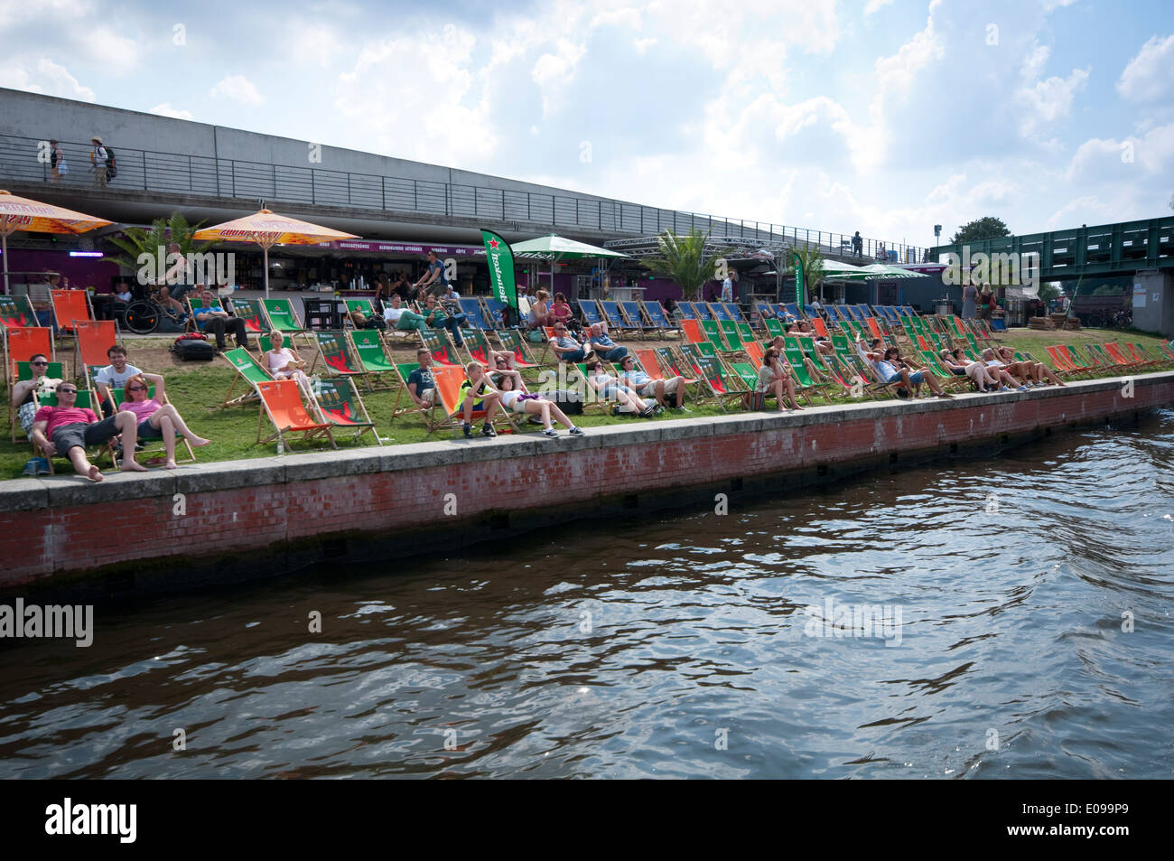 Deutschland, Berlin, Fluss Spree, Menschen entspannen im Liegestuhl am ...