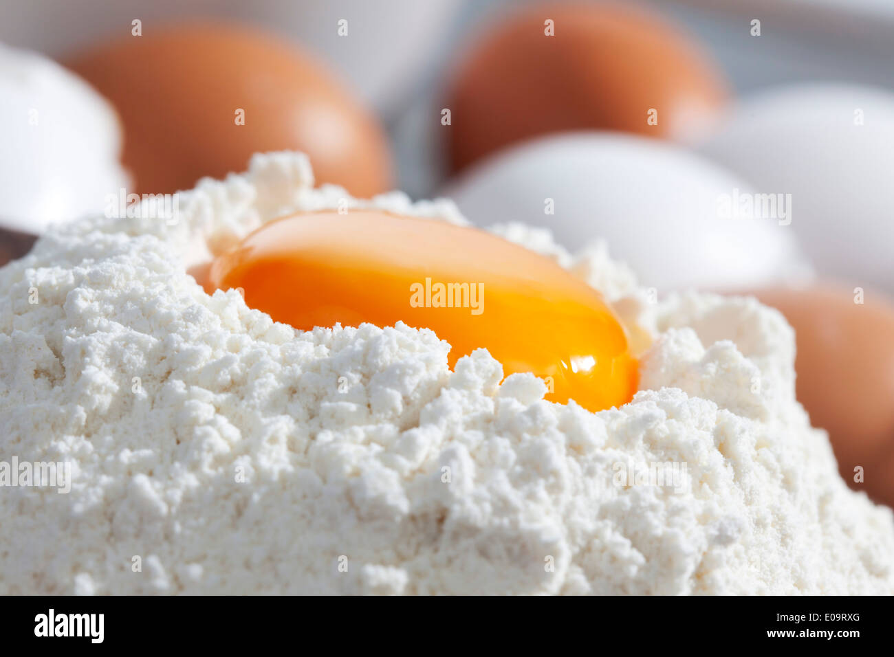 Eigelb in Mehl Stockfotografie - Alamy