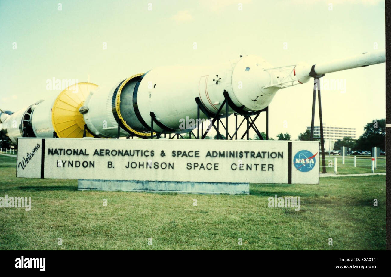 Ein Hochglanzfoto der Saturn-V-Rakete der NASA, das die Apollo ...