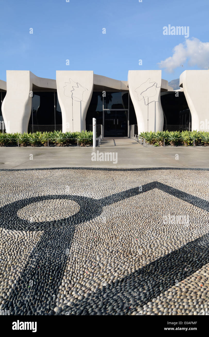 Eingang zum Musée Jean Cocteau von Rudy Ricciotti & Pebble Mosaik der ...