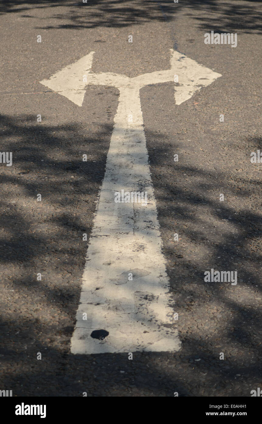 Weg pfeil -Fotos und -Bildmaterial in hoher Auflösung – Alamy