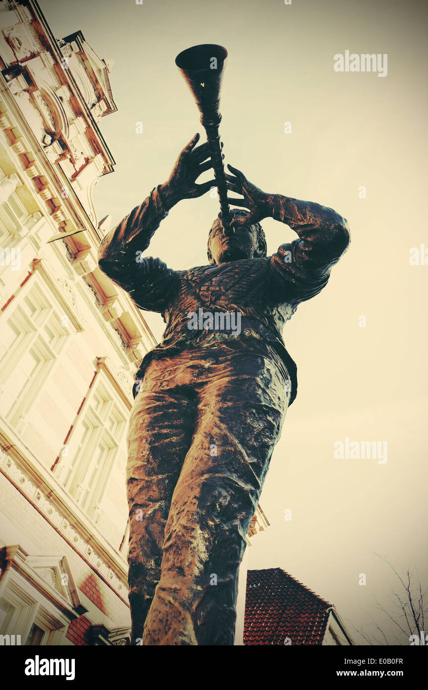 Deutschland, Niedersachsen, Hameln, Statue des Rattenfängers von Hameln ...