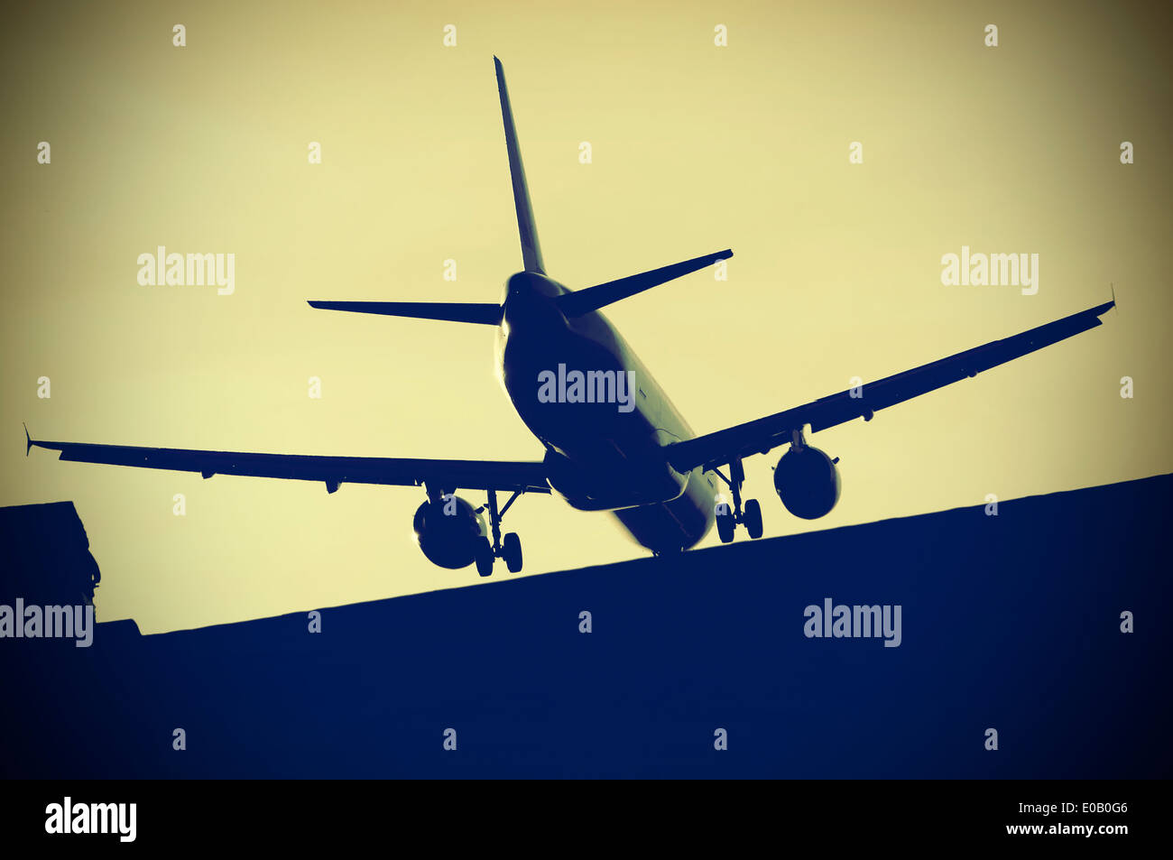 Flugzeug über Dach Anflug Flughafen Berlin-Tegel, Deutschland ...