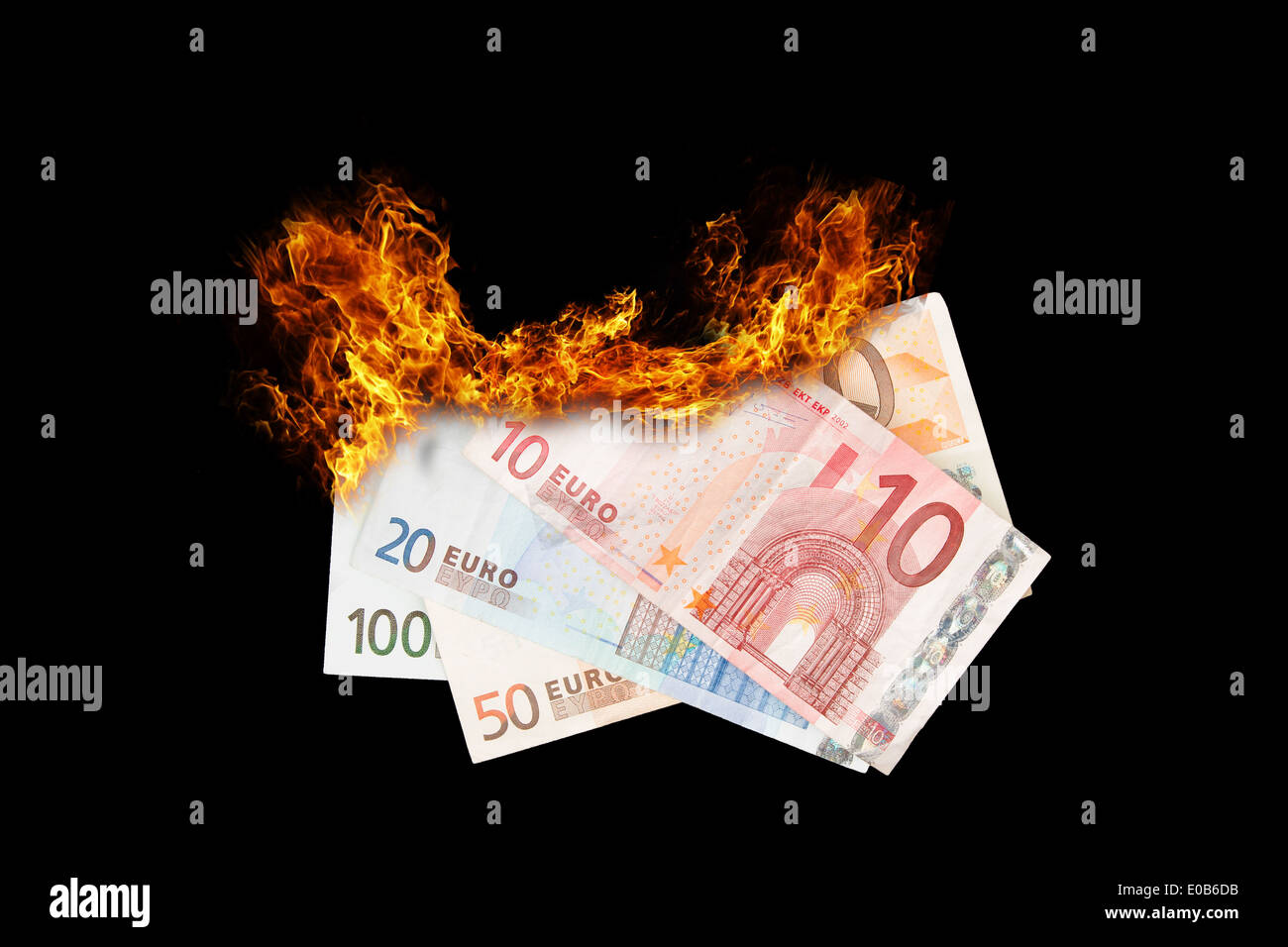 Brennende Geld-Euro-Scheine in Brand isoliert auf schwarz ...
