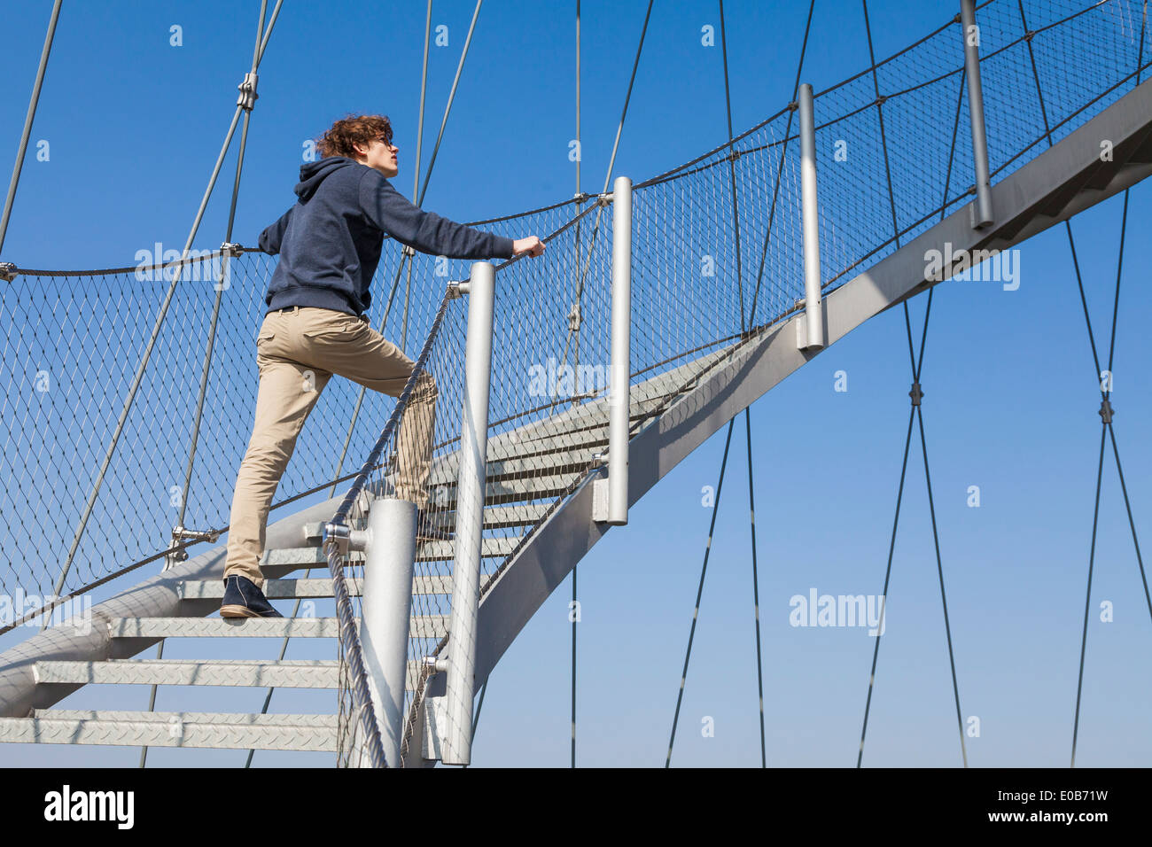 Junge treppen steigen -Fotos und -Bildmaterial in hoher Auflösung – Alamy