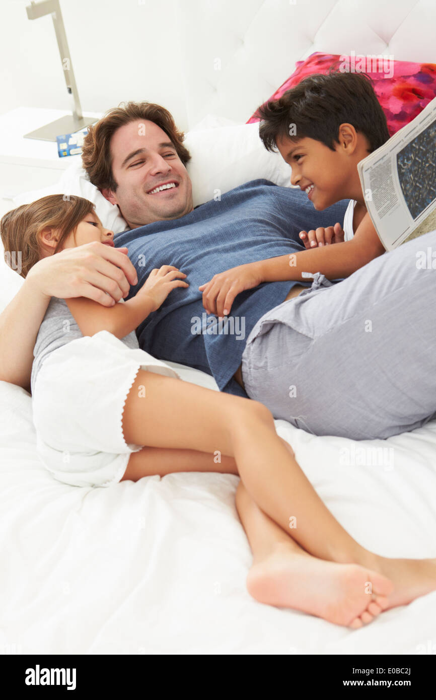 Sohn und papa kuscheln im bett -Fotos und -Bildmaterial in hoher Auflösung - Seite 3 - Alamy