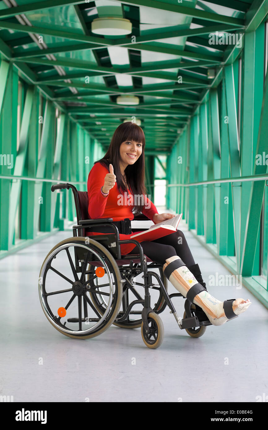 Junge Frau mit Gips Bein nach einem Unfall. Sitzt im Rollstuhl ...