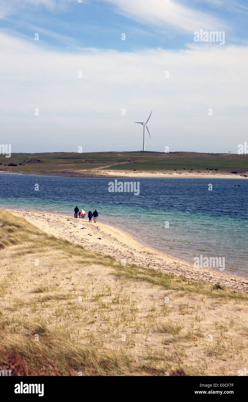 Menschen am Strand auf den Orkney Insel Glims Holm in Richtung der ...