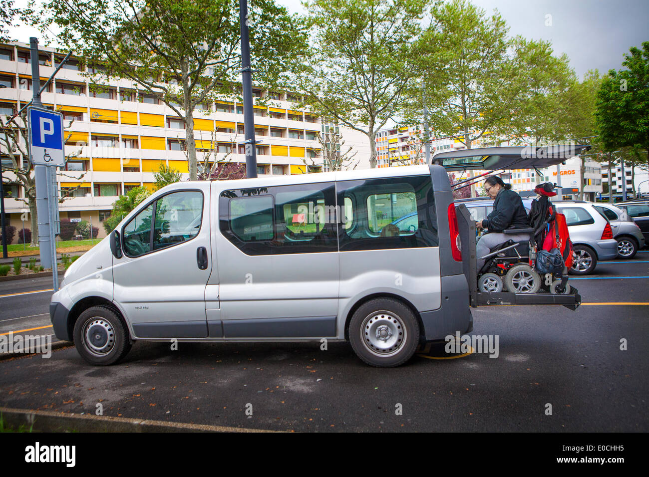 Behinderte personen heben -Fotos und -Bildmaterial in hoher Auflösung ...