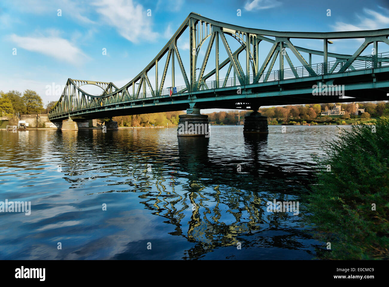 Fluss Havel und Glienicker Brücke zwischen Potsdam und Berlin, Schloss ...