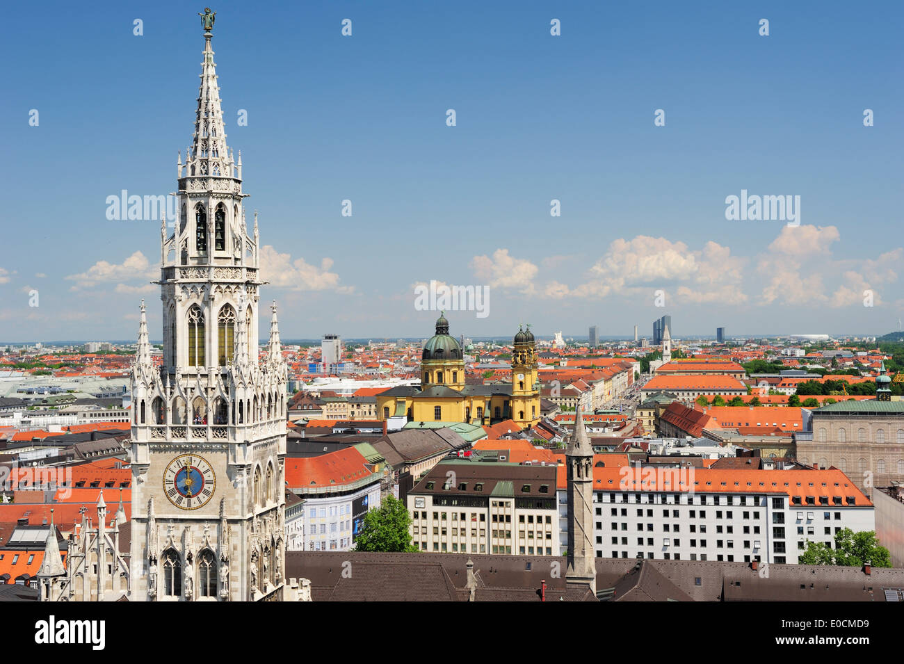 Blick auf die Stadt München mit Rathaus Neues Rathaus und Kirche ...