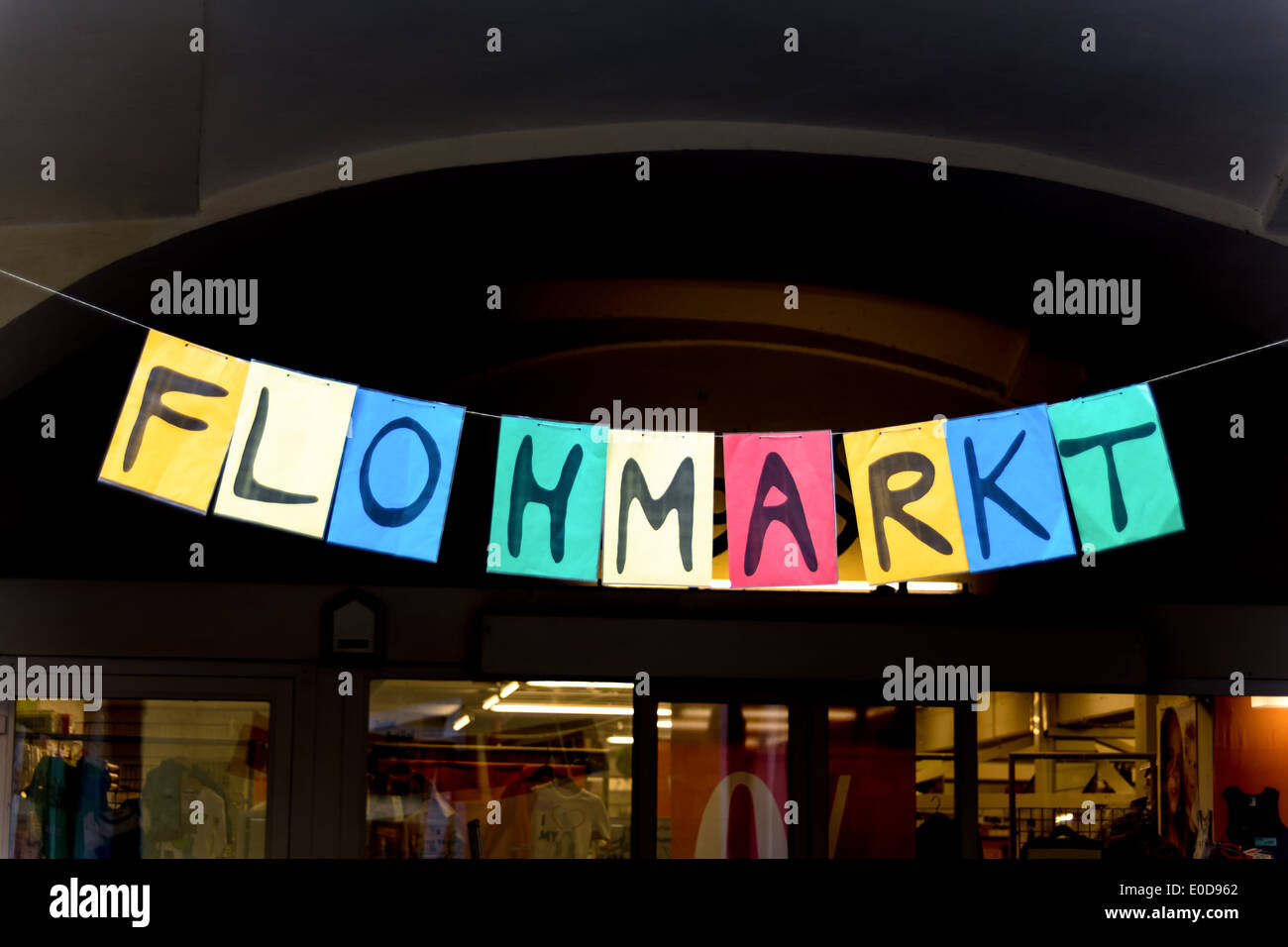 Schild flohmarkt -Fotos und -Bildmaterial in hoher Auflösung – Alamy
