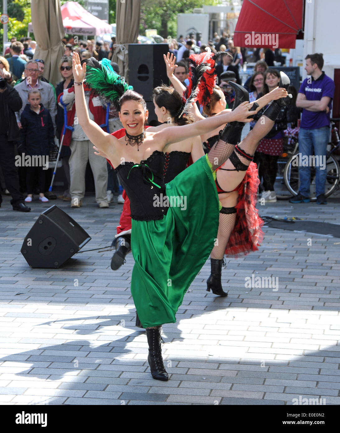 Die elektrische Cabaret Moulin Rouge Show unterhält Massen mit ...