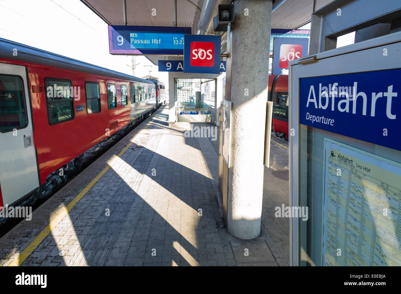 Bahn ÖBB im Bahnhof, symbolische Foto für Berufsverkehr, Nahverkehr und ...