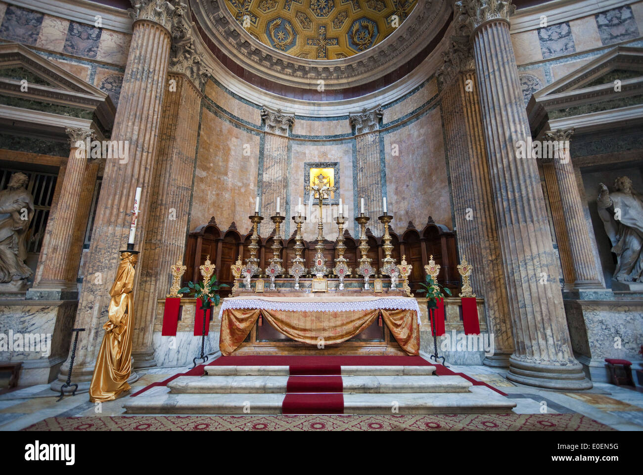 Altar Im Pantheon, Rom, Italien - Altar im Pantheon, Rom, Italien ...