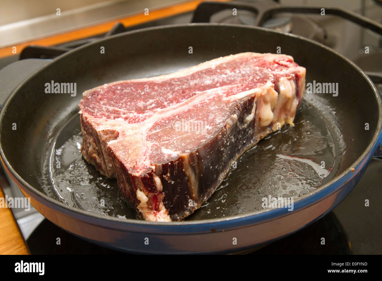 Gut hing knochen steak -Fotos und -Bildmaterial in hoher Auflösung – Alamy