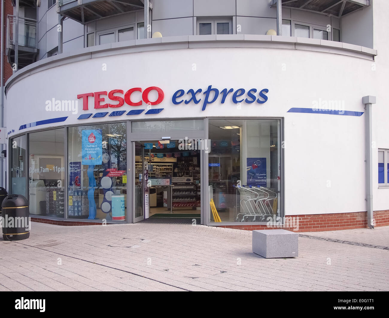 Tesco express shopping -Fotos und -Bildmaterial in hoher Auflösung – Alamy