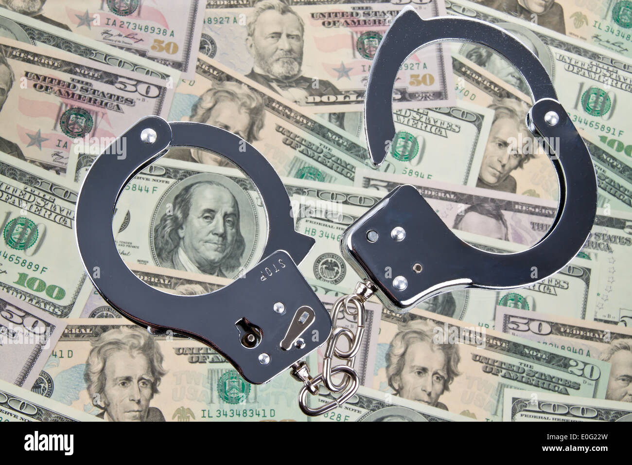 Eine Menge von Dollar von Banknoten mit Handschellen, Viele Dollar ...