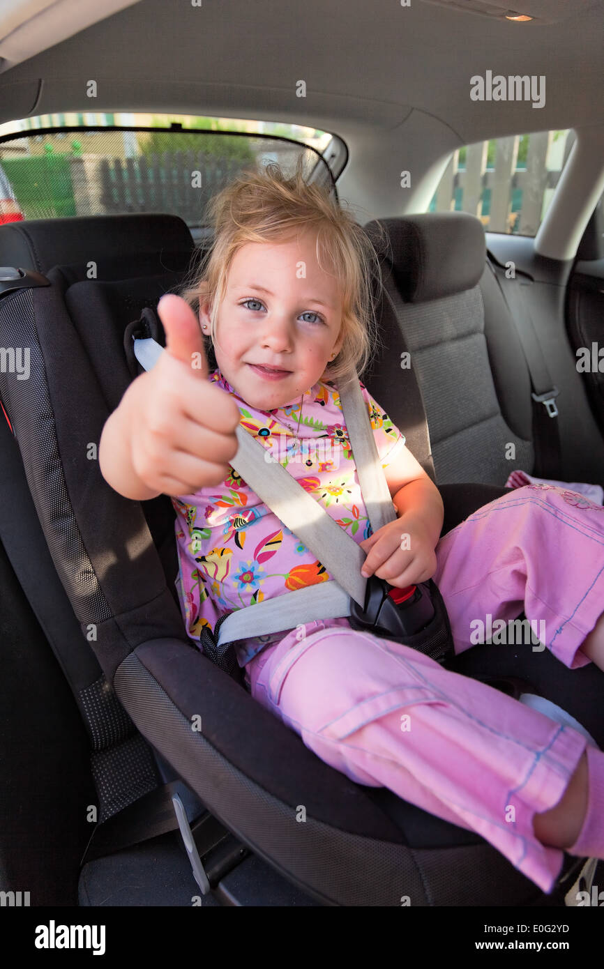 Kleines Kind in den Kindersitz im Auto, kleine Art Sitz Im Kindersitz ...