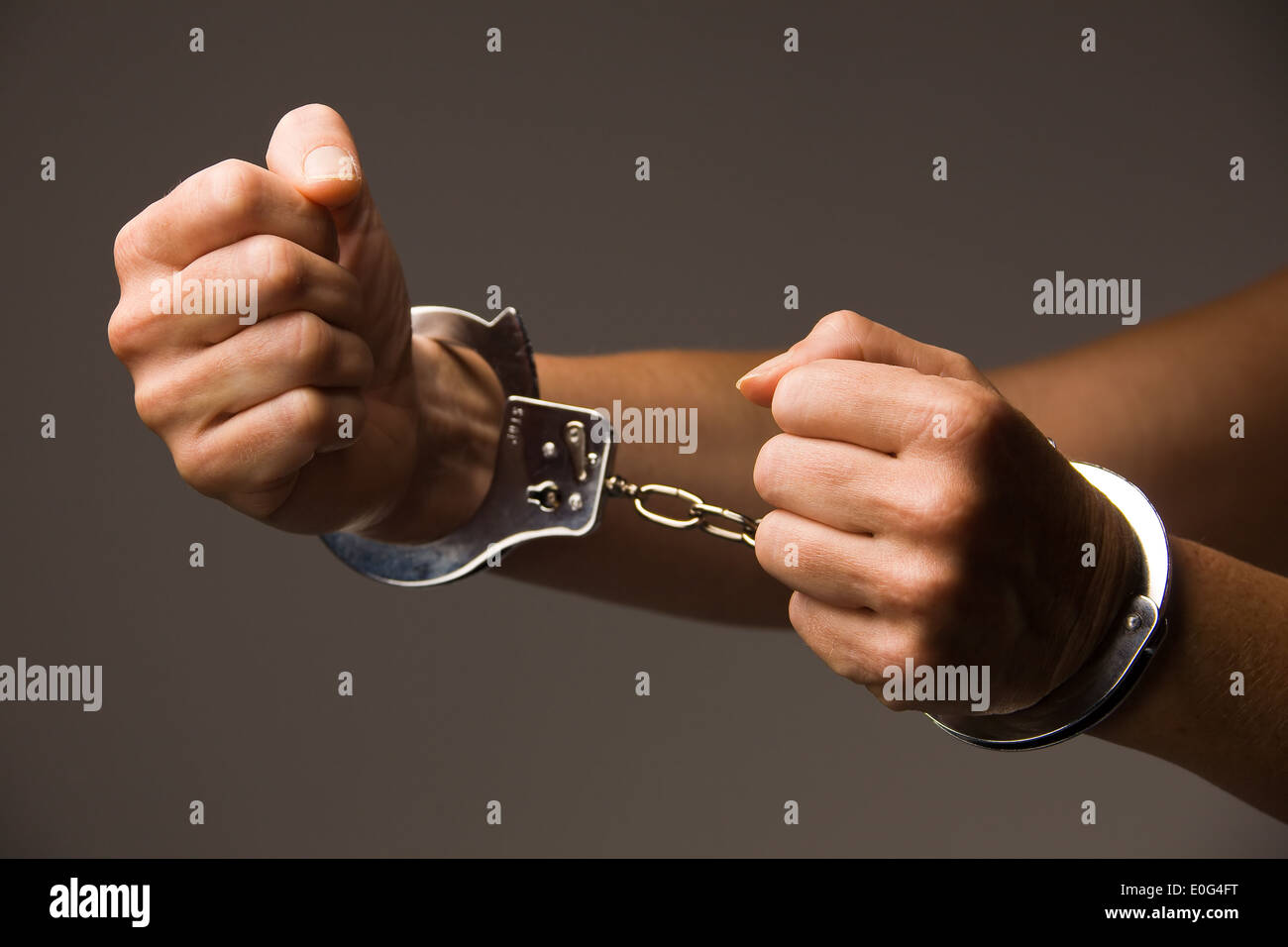Häftlinge in handschellen -Fotos und -Bildmaterial in hoher Auflösung ...