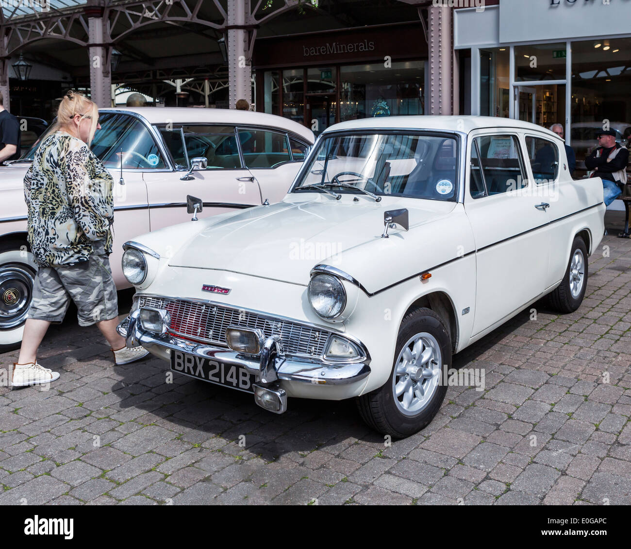 Klassische alte Oldtimer Ford Anglia Stockfotografie - Alamy