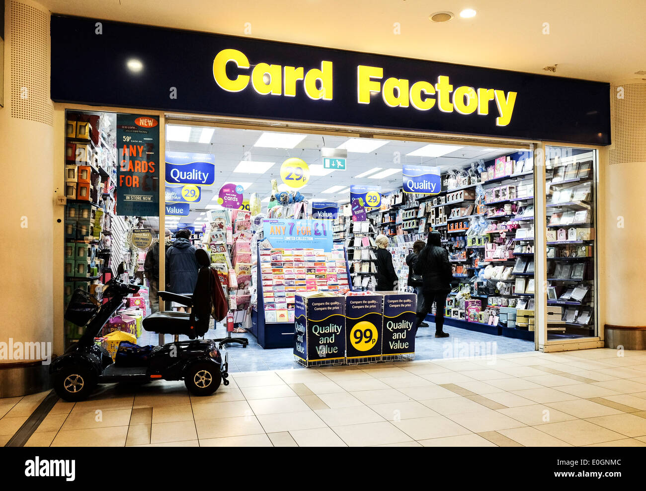 Card factory shop -Fotos und -Bildmaterial in hoher Auflösung – Alamy