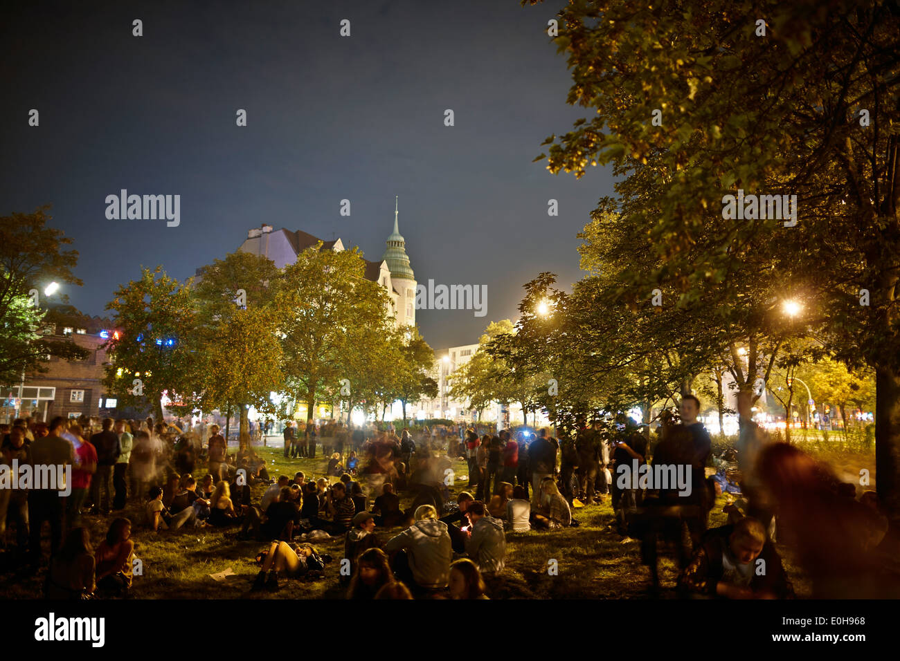 Park in der Nähe von Club Gruener Jaeger, Party auf dem Rasen beim ...