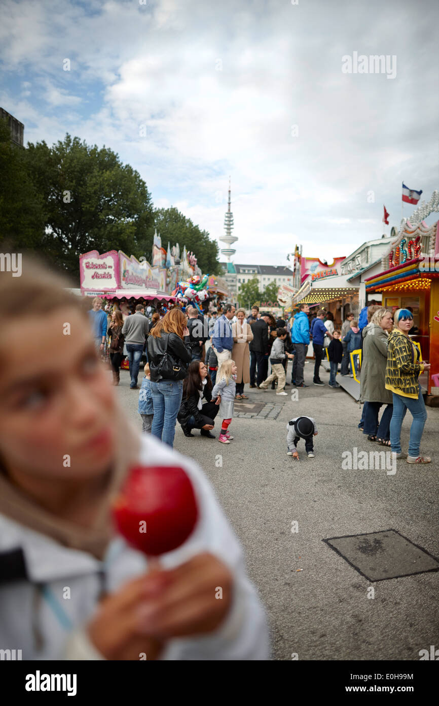 Besucher eine große Kirmes, Volksfest Dom, Heiligengeistfeld, Hamburg ...