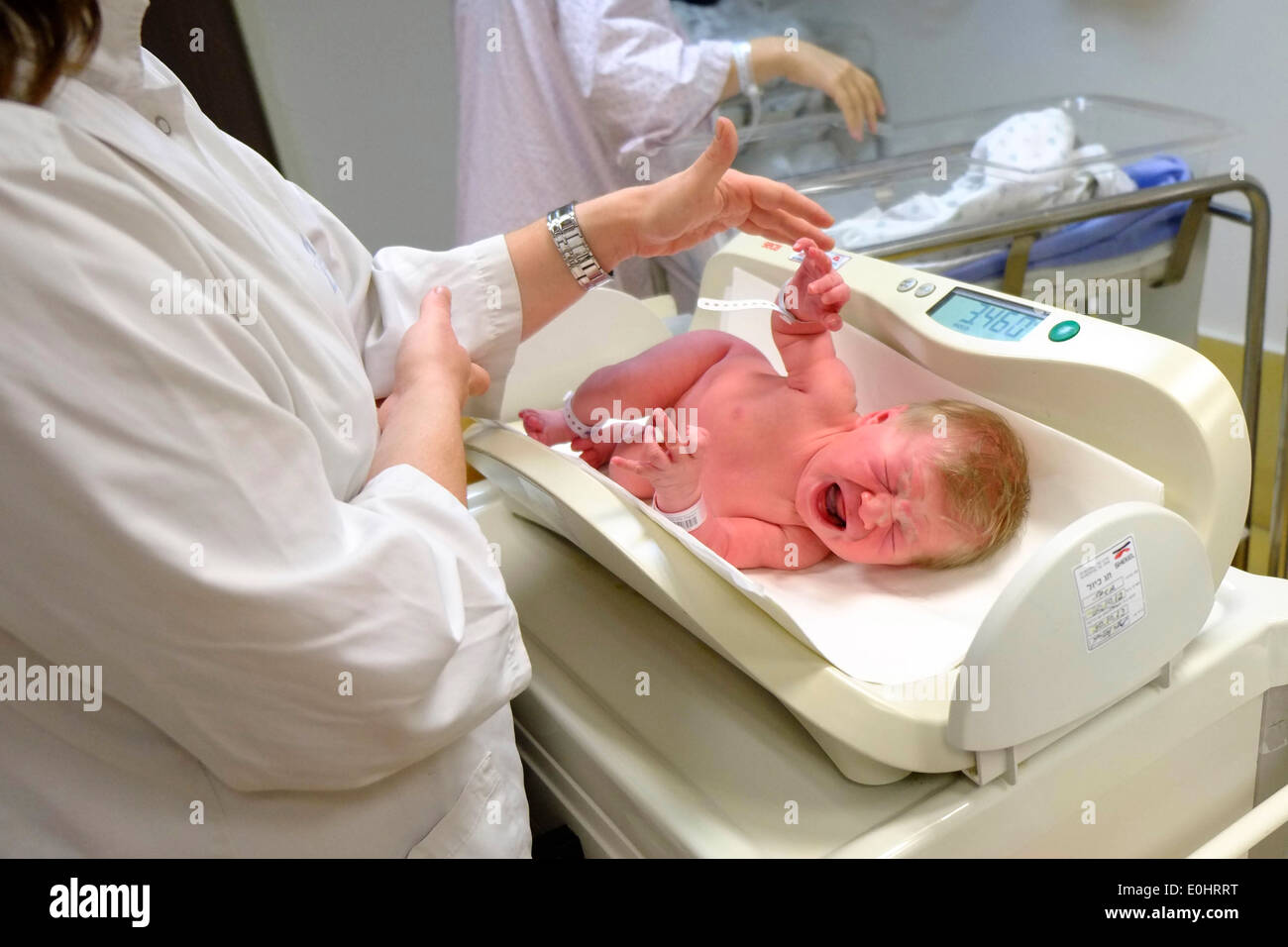 Neues baby wird gewogen -Fotos und -Bildmaterial in hoher Auflösung – Alamy