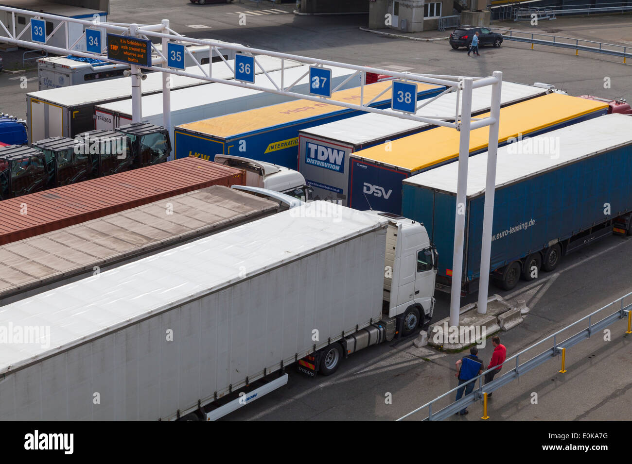 Container lkw warteschlange -Fotos und -Bildmaterial in hoher Auflösung ...