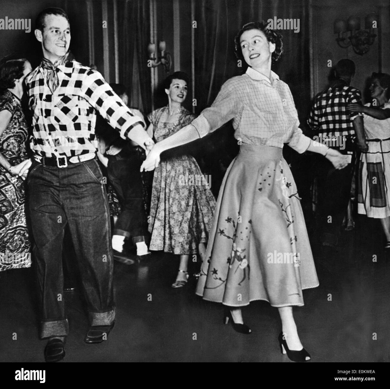 Königin Elizabeth II und Prinz Philip Line-Dance Stockfotografie - Alamy