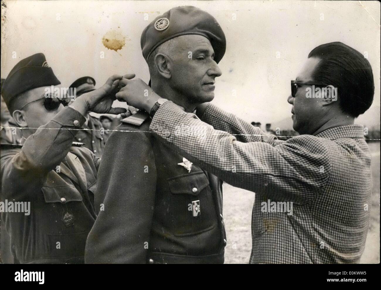 12. Dezember 1951 - Kaiser von Annam, schmückt Oberst Clemens ...