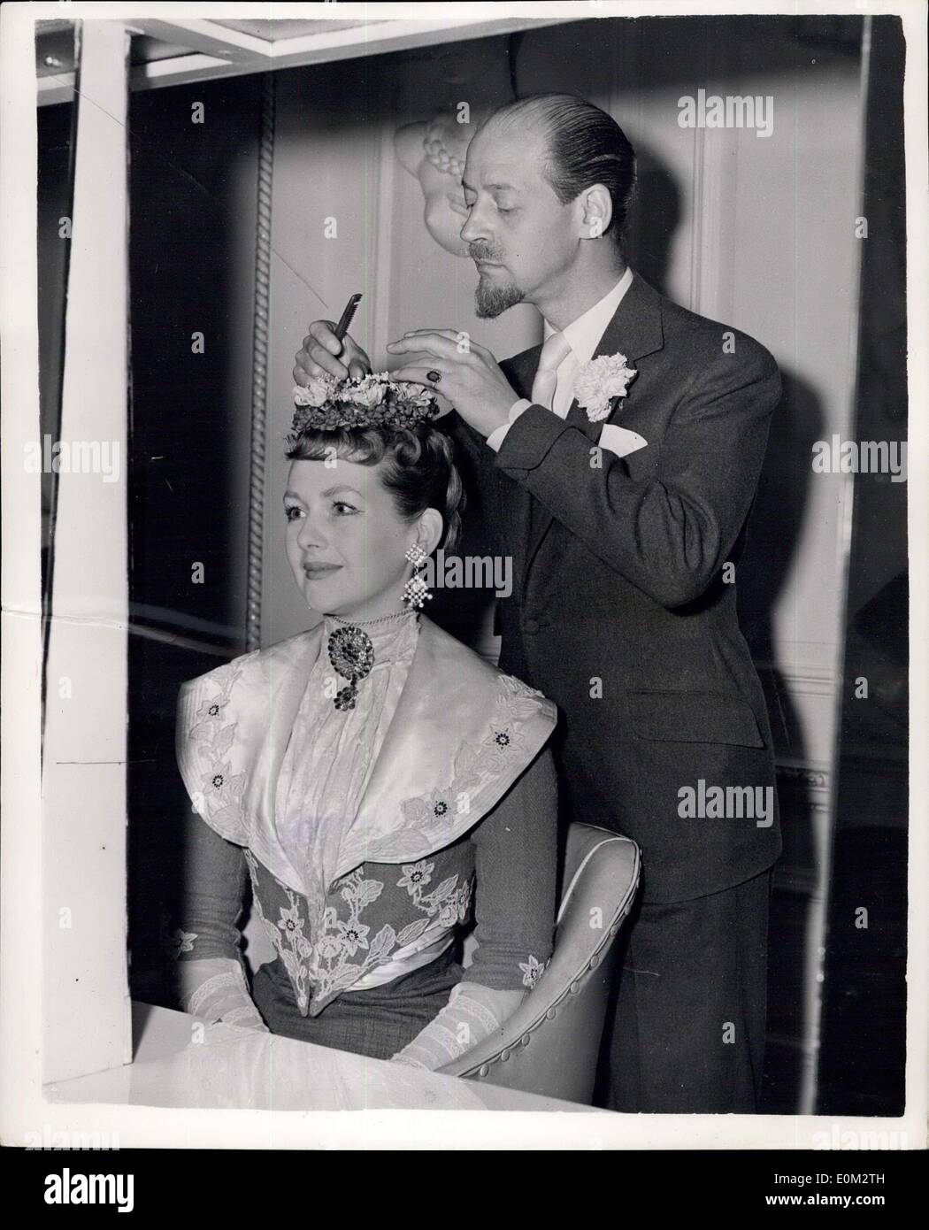 14. Mai 1953 - The Hon Mrs Gerald Legge hat eine spezielle Frisur 19 ...