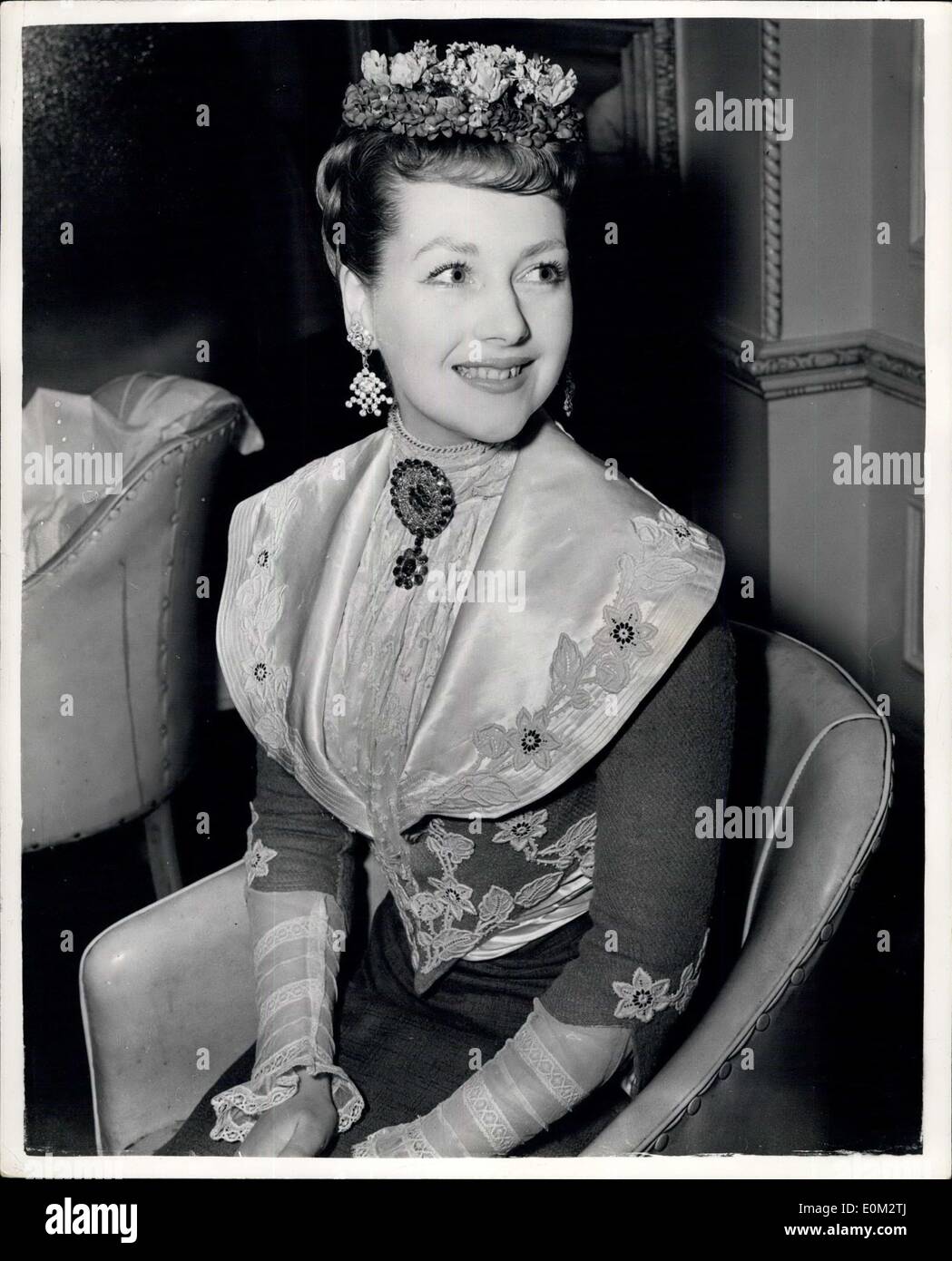 14. Mai 1953 - The Hon Mrs Gerald Legge hat eine spezielle Frisur 19 ...