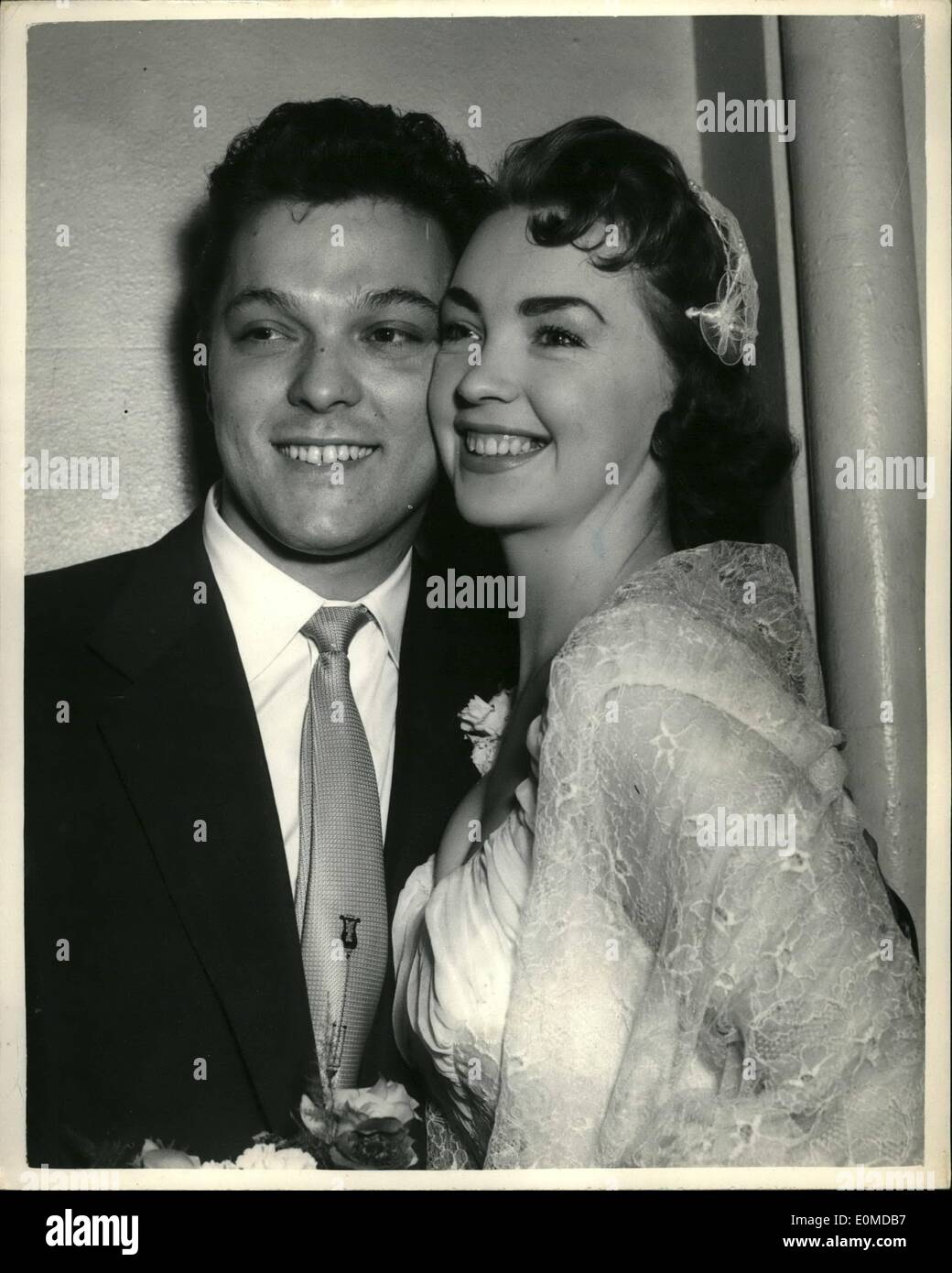 10. Oktober 1954 - Crooner Dickie Valentine vermählten bei Caxton Hall ...