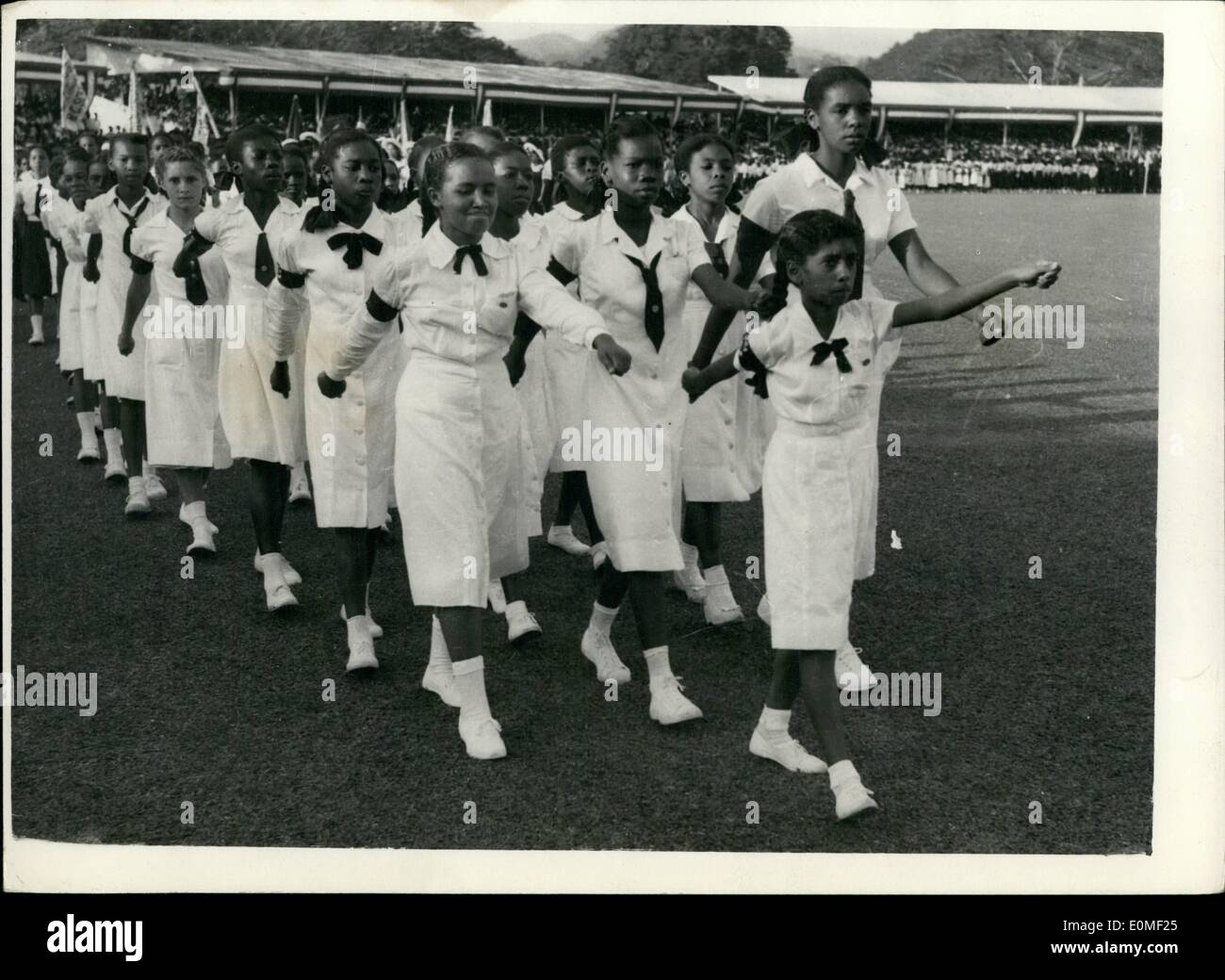 2. Februar 1955 - Kinder gehen in die Arena in Port Of Spain Park für ...