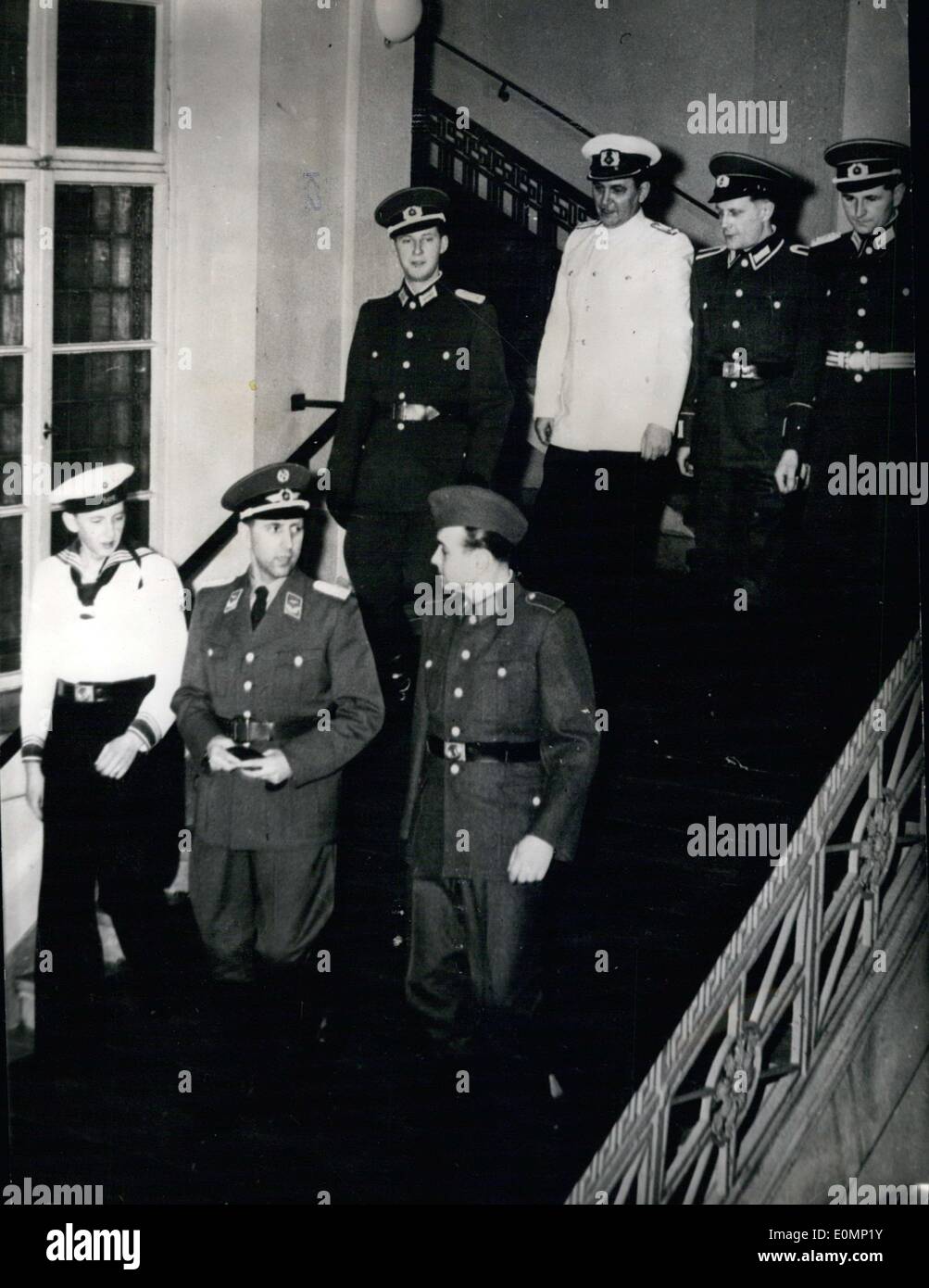 Uniformed officer -Fotos und -Bildmaterial in hoher Auflösung – Alamy