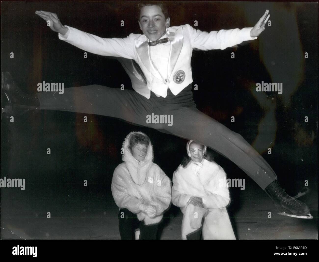 2. Februar 1956 - über die Mädchen: Ina Bauer INA BAUER, links und ...