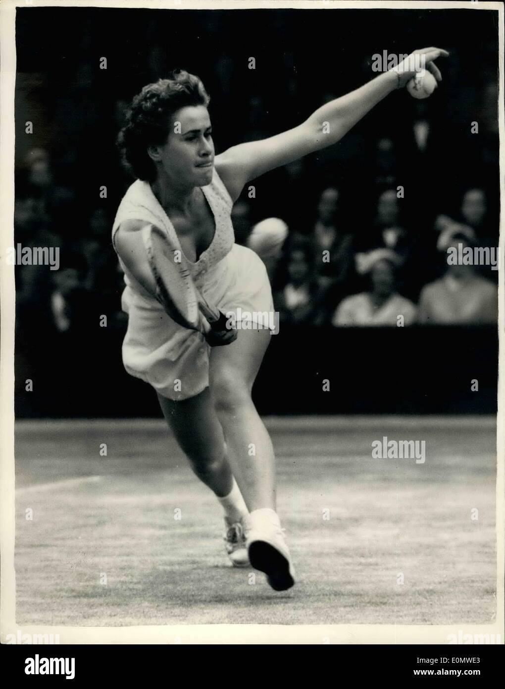 7. Juli 1956 - Wimbledon Tennis-Meisterschaft. Shirley Bloomer im Spiel ...