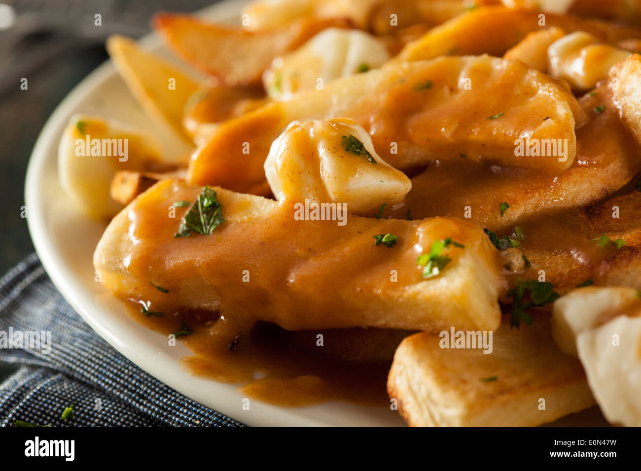 Pommes frites käse quark braun soße poutine -Fotos und -Bildmaterial in ...