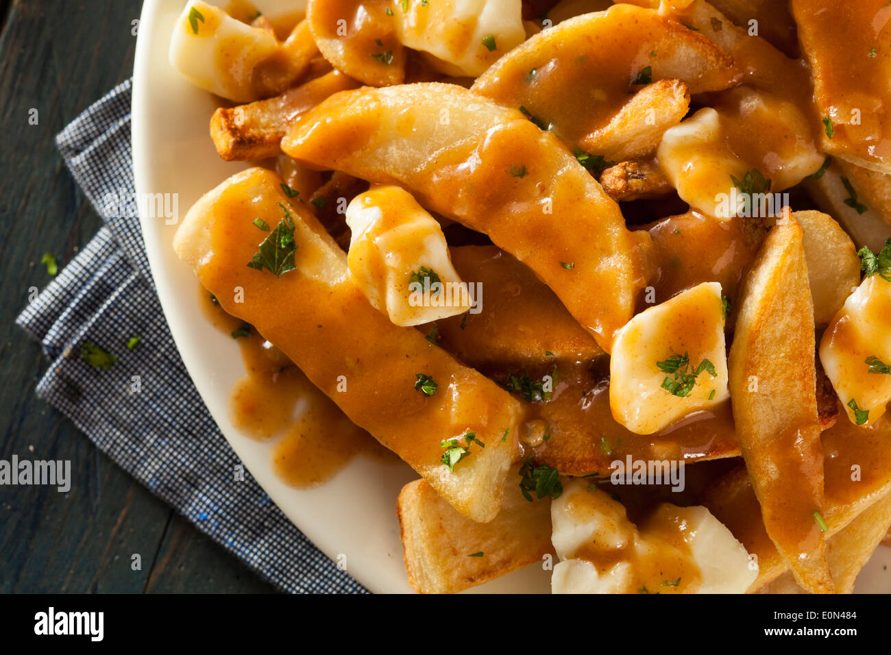 Pommes frites käse quark braun soße poutine -Fotos und -Bildmaterial in ...