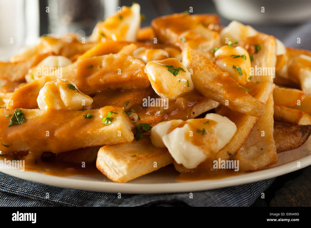 Pommes frites käse quark braun soße poutine -Fotos und -Bildmaterial in ...