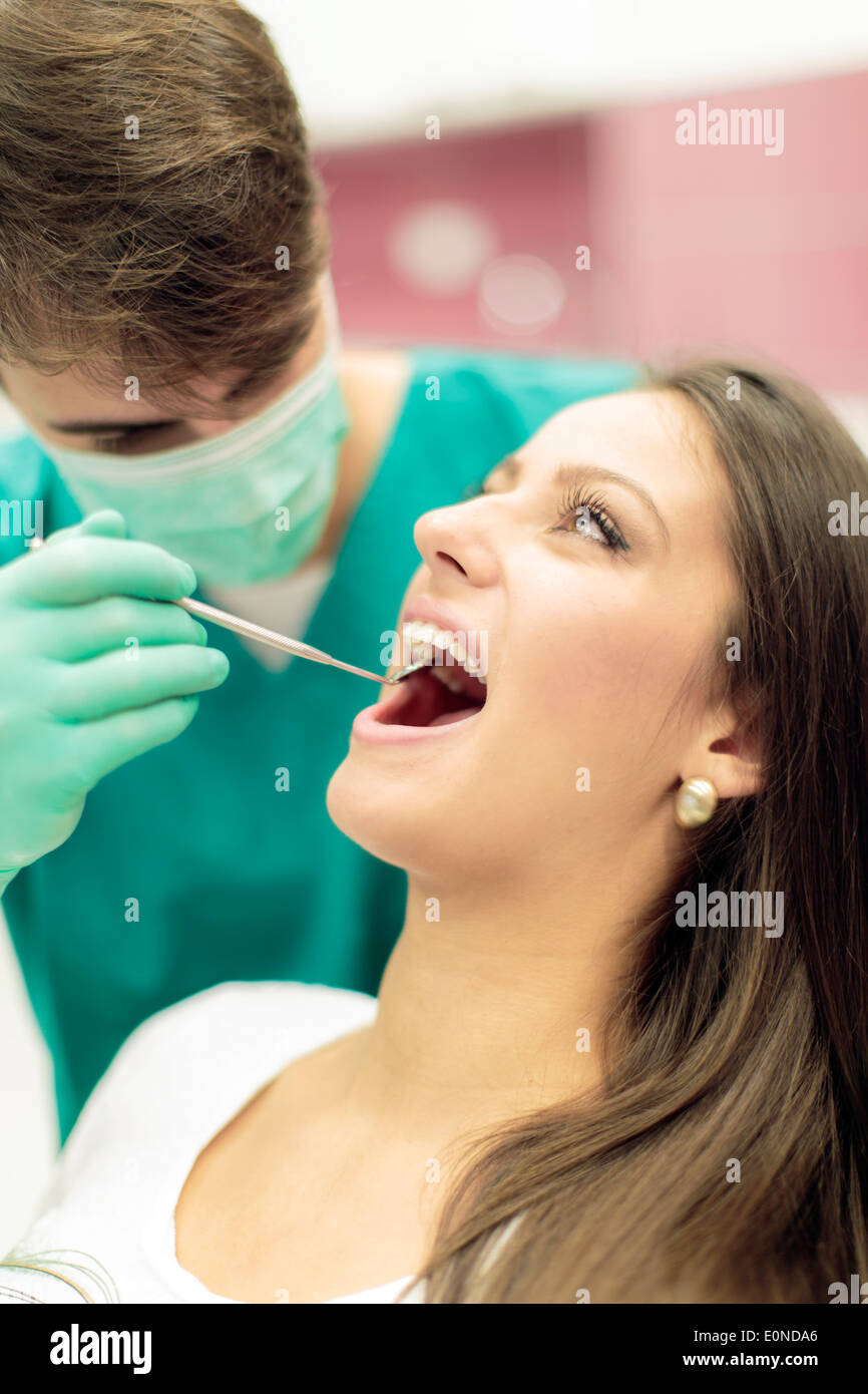 Junge Frau beim Zahnarzt Stockfotografie - Alamy
