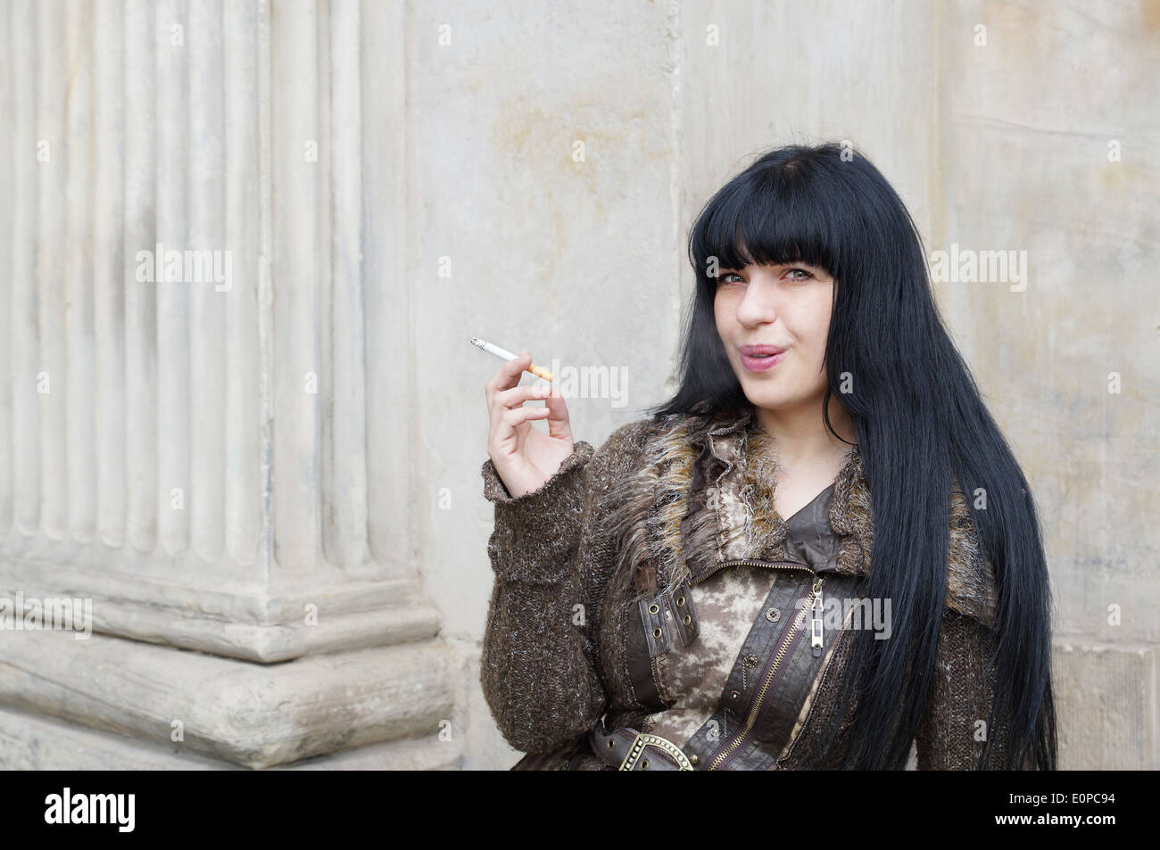 Woman smoke cigarette -Fotos und -Bildmaterial in hoher Auflösung – Alamy