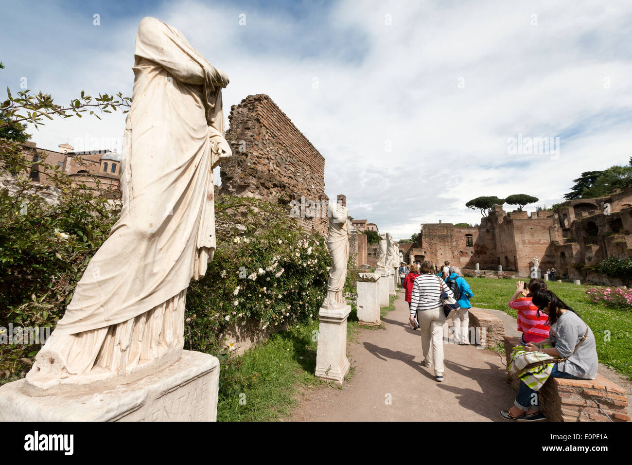 Touristen in das 1. Jahrhundert n. Chr. Haus der Vestalinnen oder ...