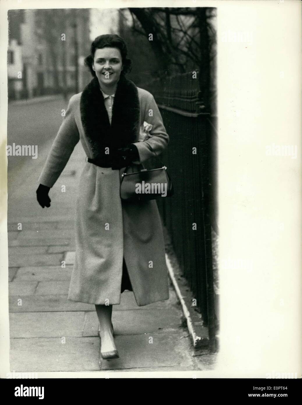 2. Februar 1957 - Frau Eileen Parker-Ehefrau von Leutenant Parker geht ...