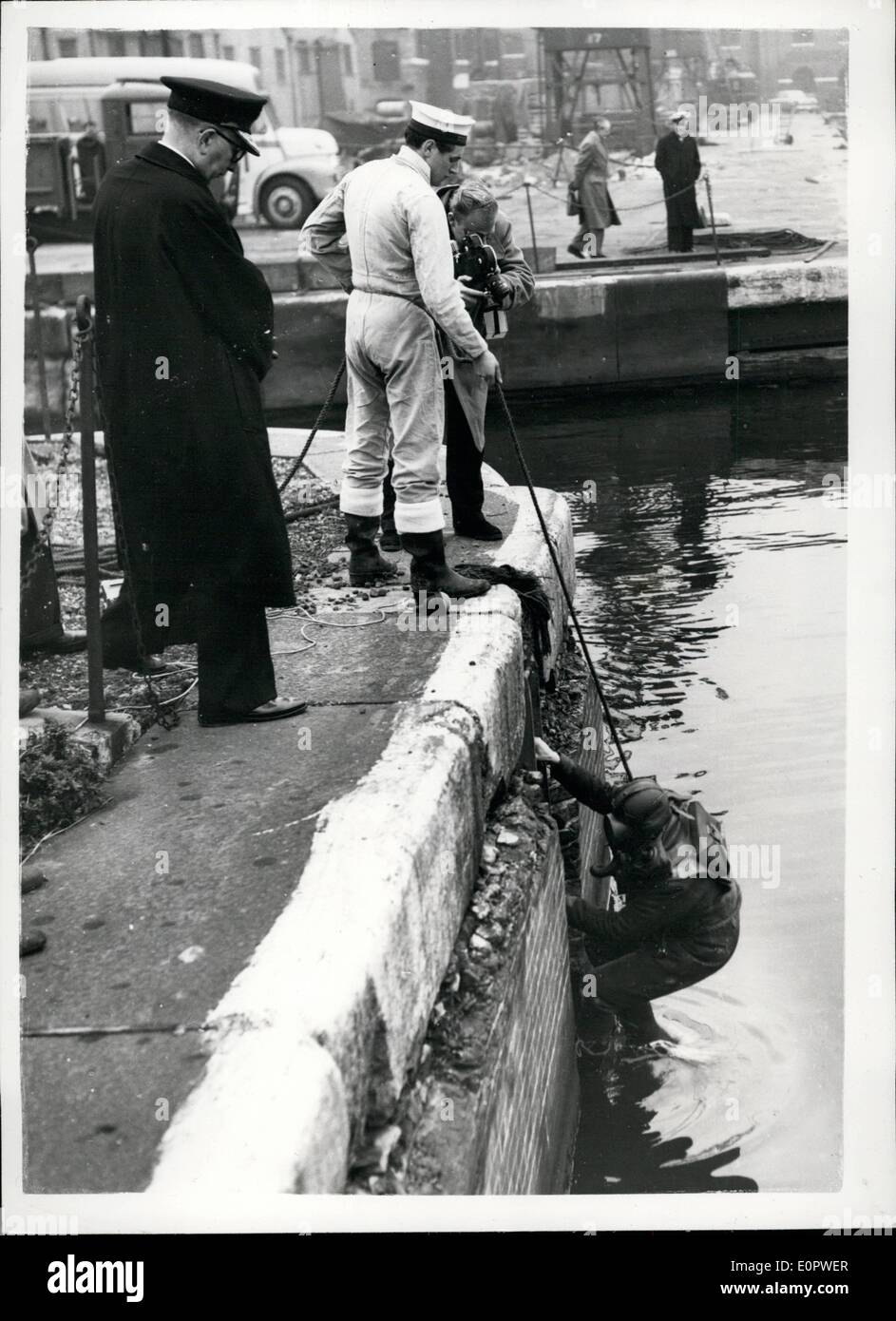 1. Januar 1957 - untersuchen Experten die Landmine in London Docks ...
