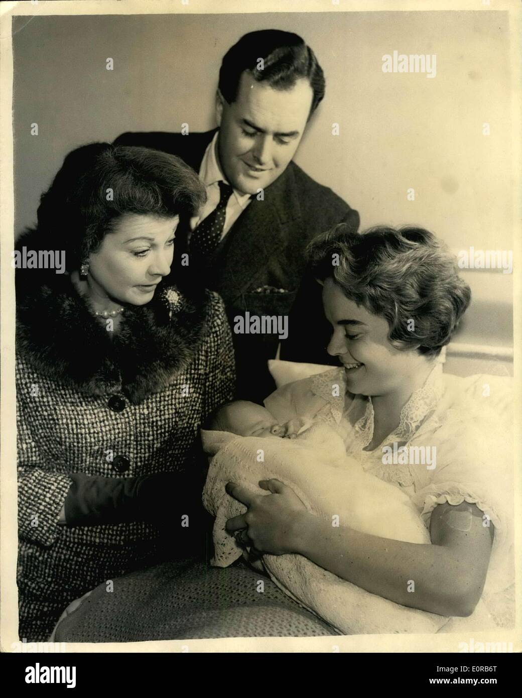 13. Dezember 1958 - Vivien Leigh trifft ihr Enkel.: Baby Naville Leigh ...